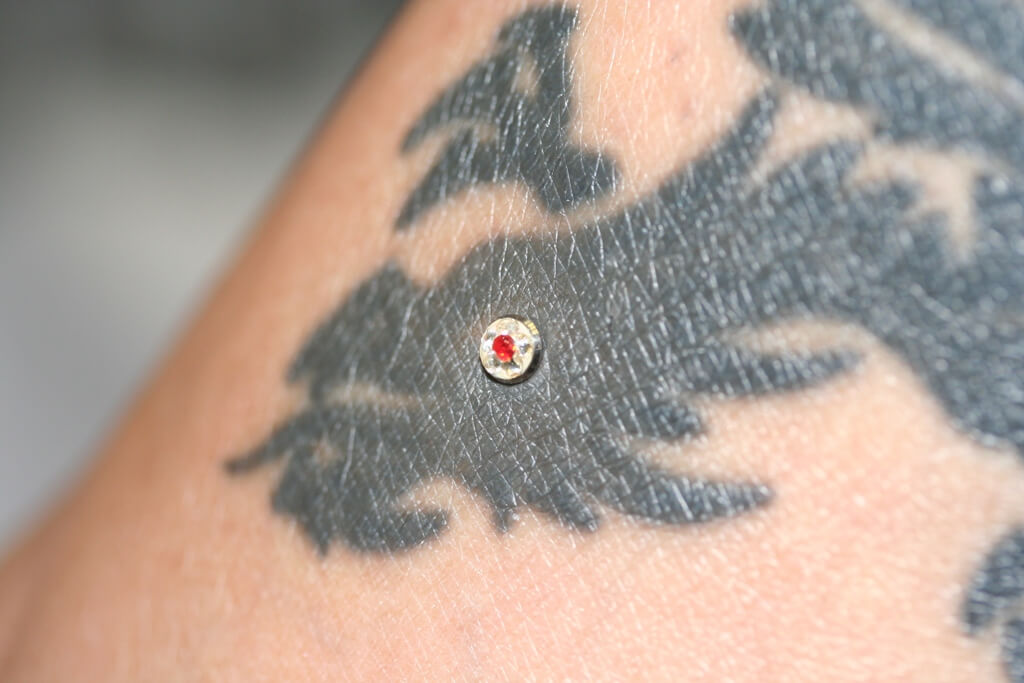 Dermal-Anchor-Tatto-Fuss-1Jahr – Piercing Studio Wien