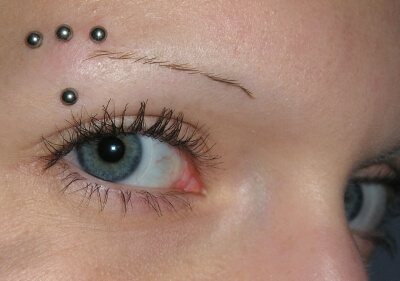 Surface Piercing on the eye – Piercing Studio Wien
